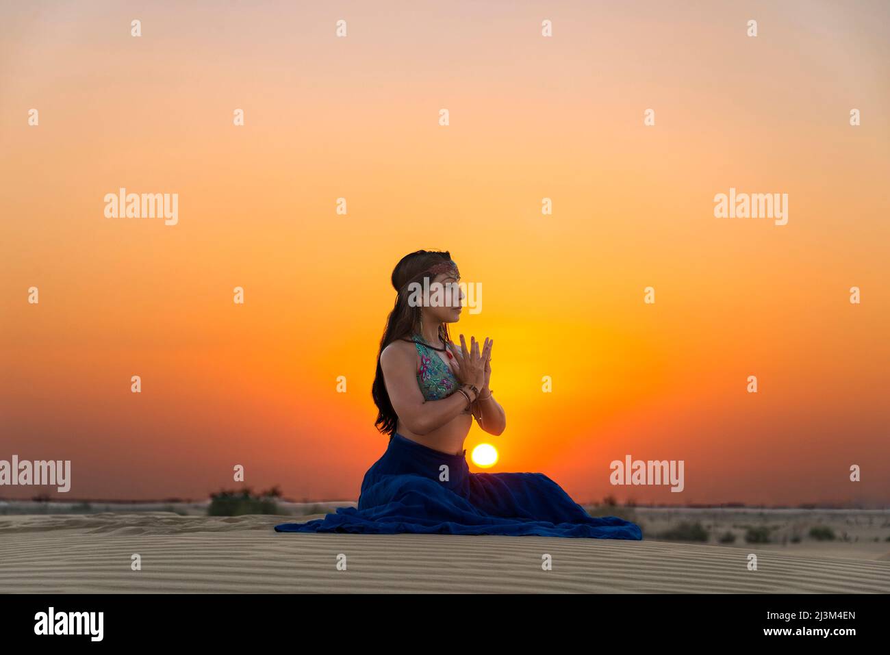 Yoga in the desert hi-res stock photography and images - Alamy