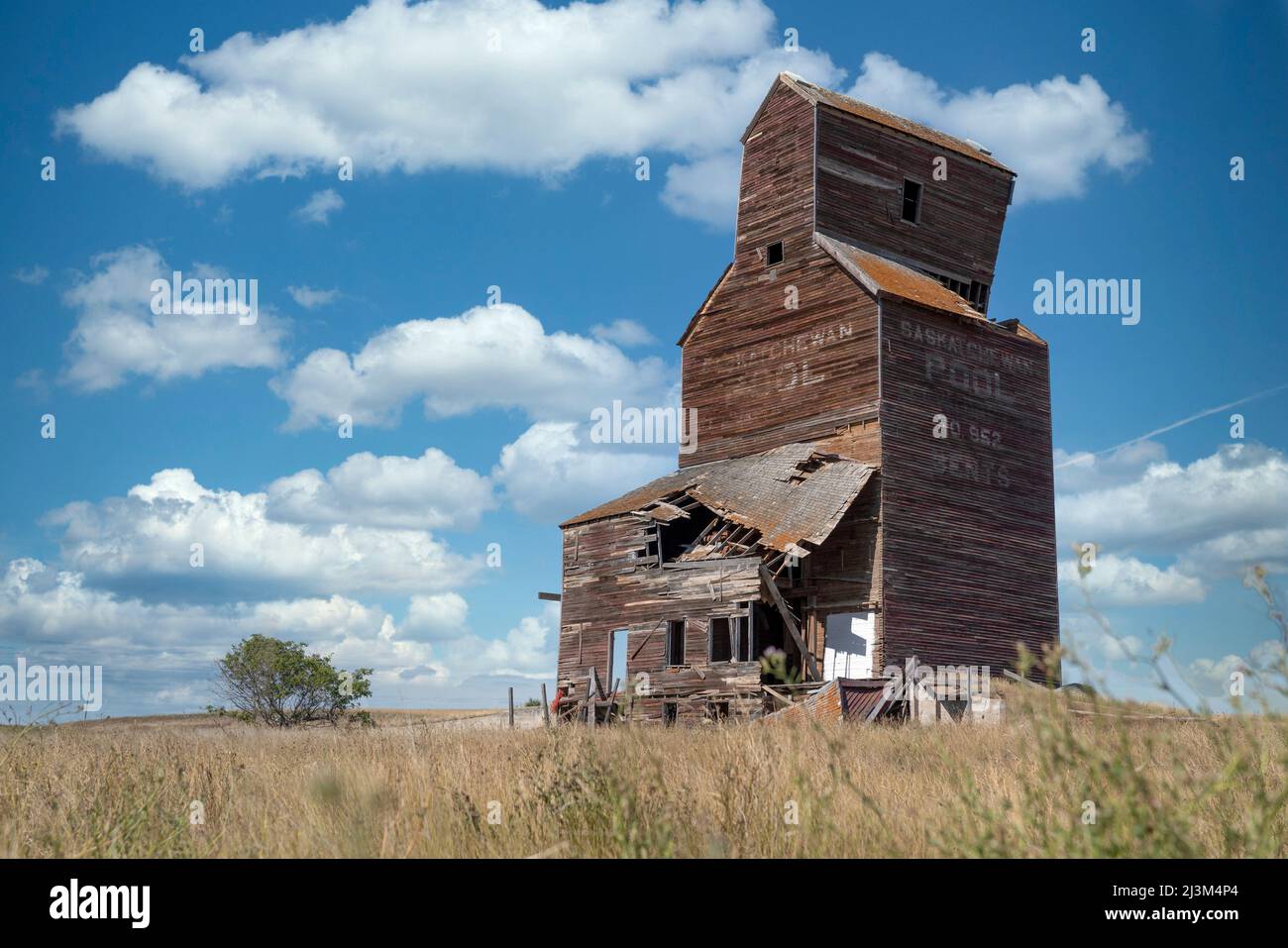 Grain elevator in saskatchewan hi-res stock photography and images - Alamy