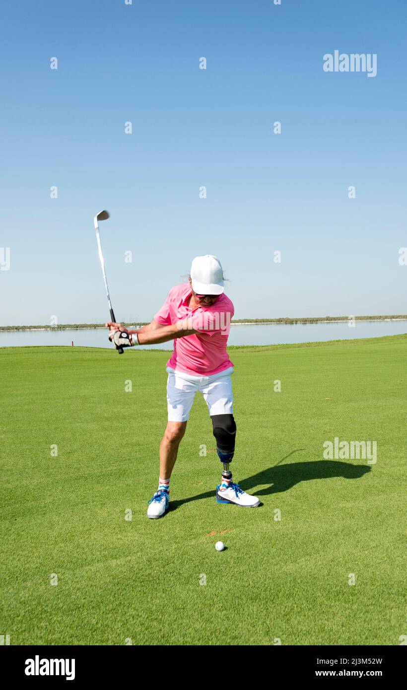 Amputee with leg prosthesis driving the ball on the golf course ...