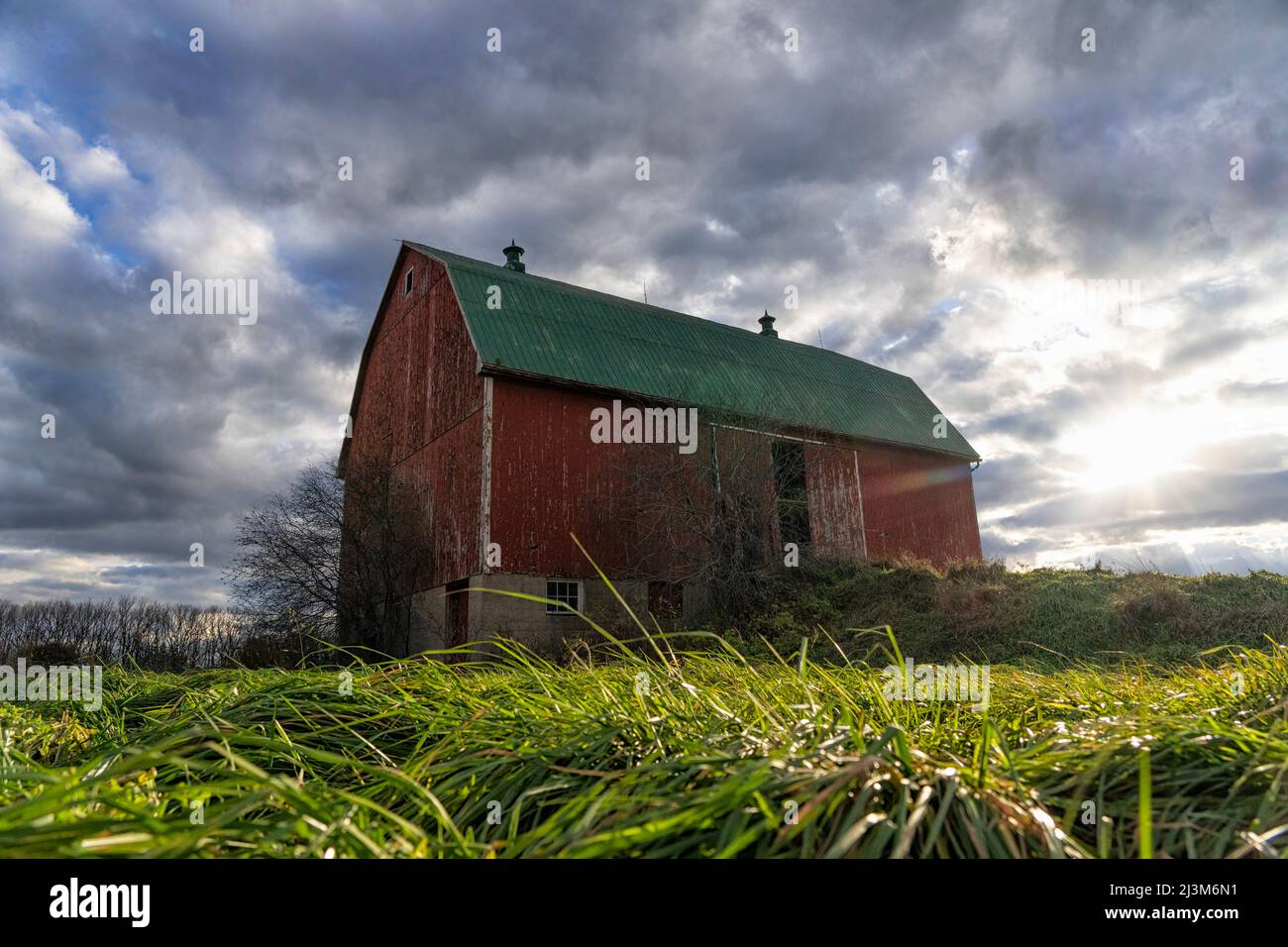 Red barn farm structures hi-res stock photography and images - Alamy