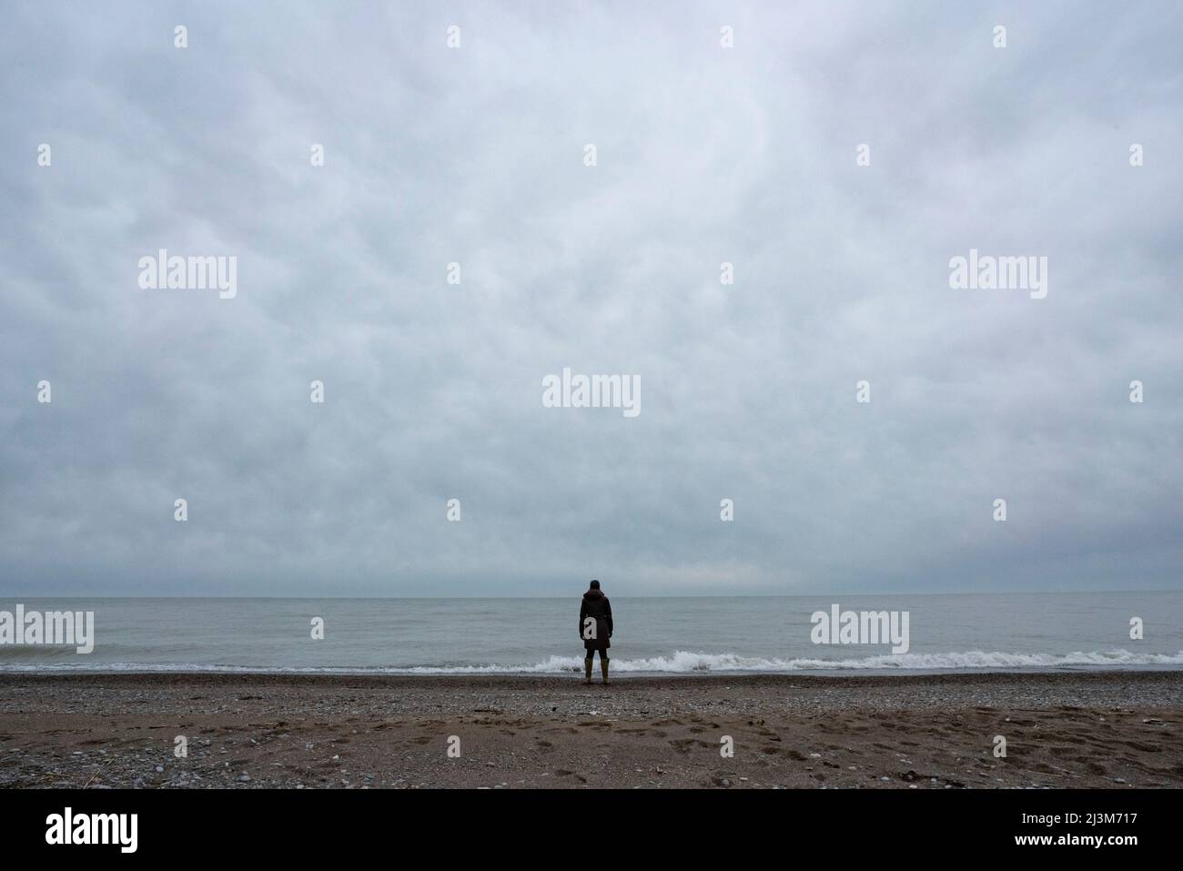 Person looking over water hi-res stock photography and images - Alamy
