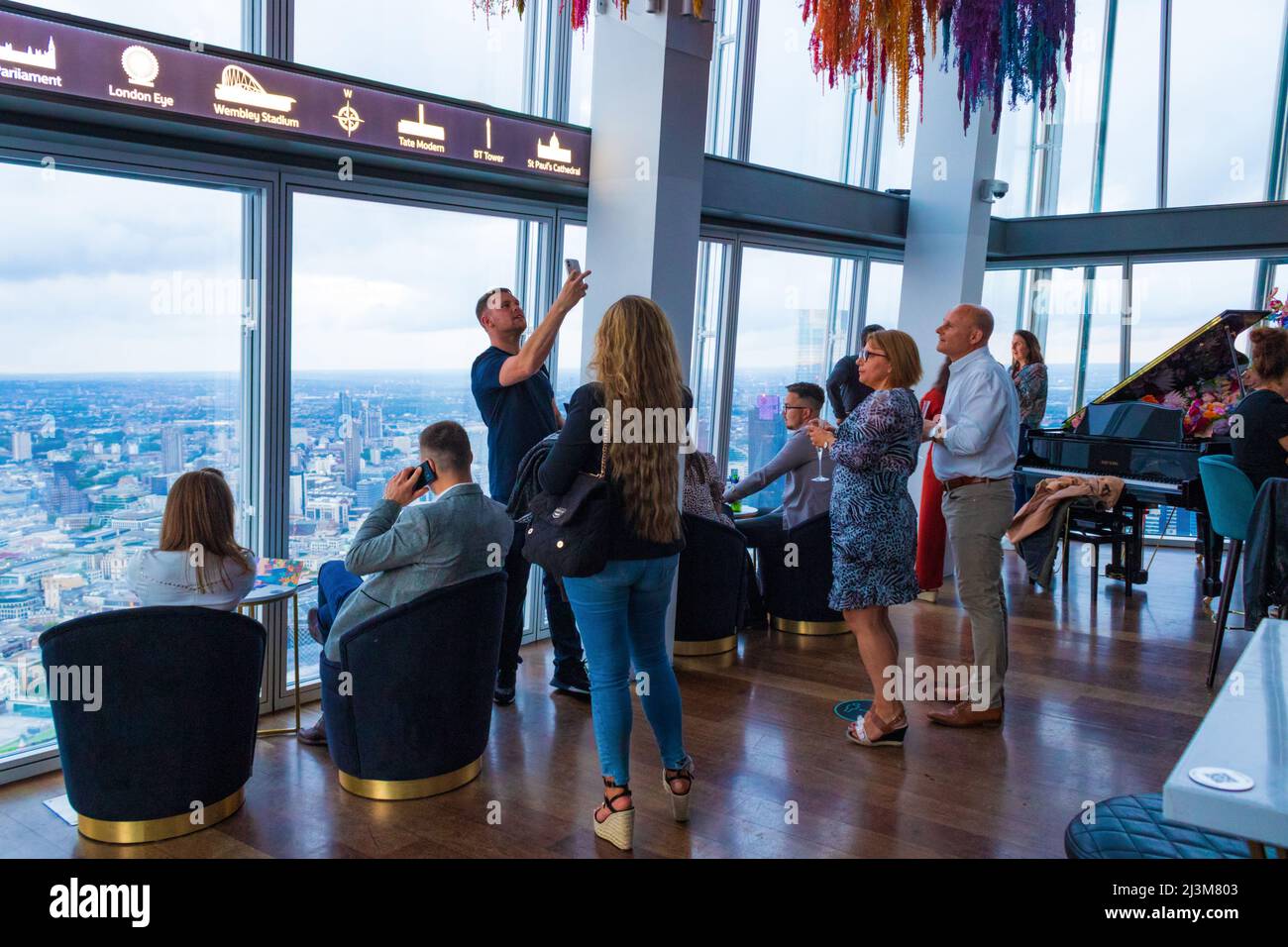People enjoying the view from the cocktail bar of Shard to London ...