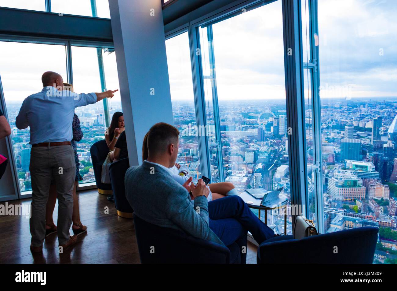 People enjoying the view from the cocktail bar of Shard to London ...
