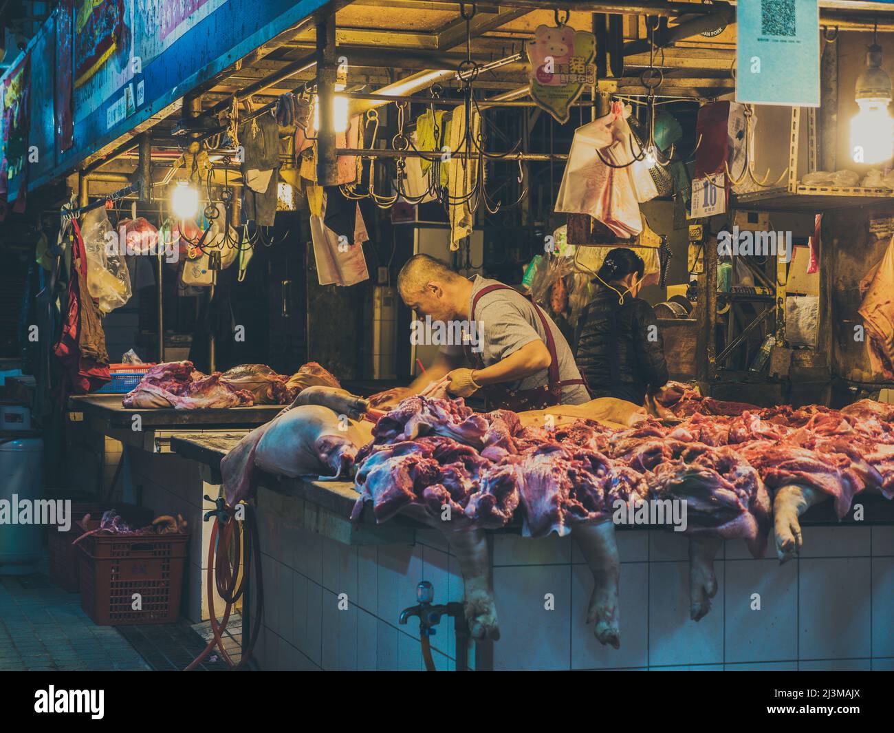 Man chopping meat at meat market hi-res stock photography and images ...