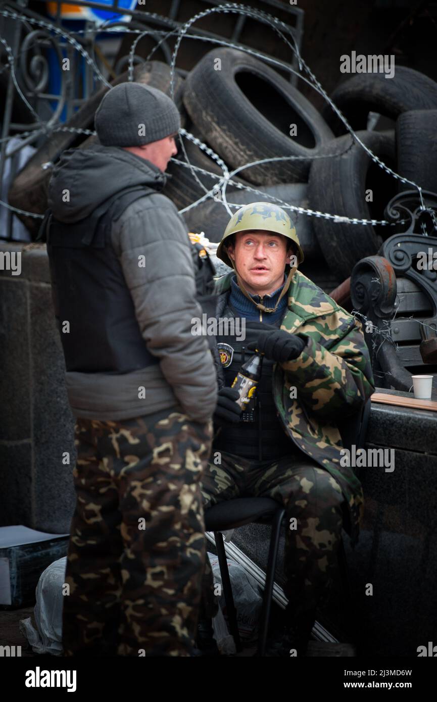 KIEV - FEBRUARY 27: People protest at Maidan Nezalezhnosti Square ...