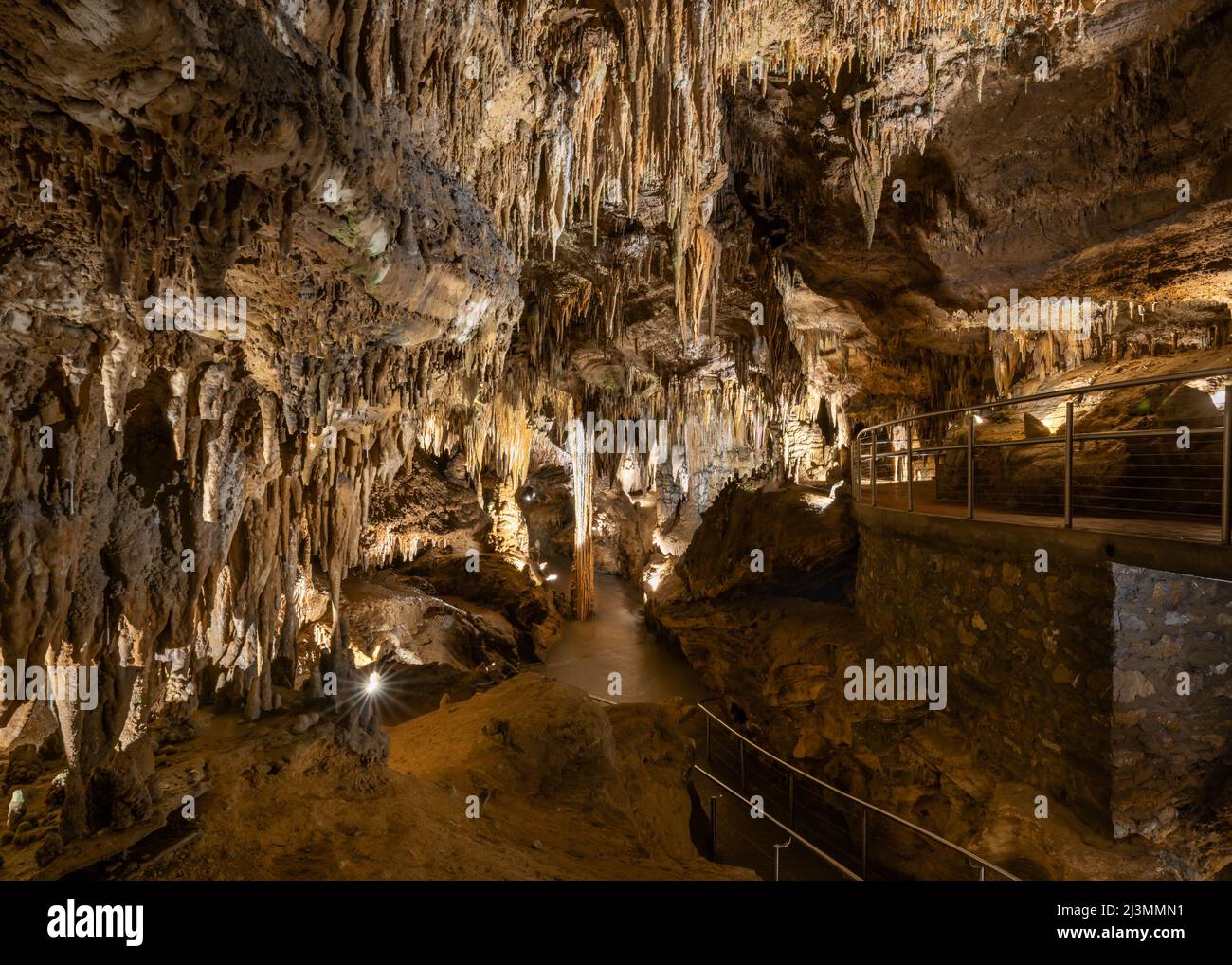 LURAY, VA/USA - March 31, 2022: Pathway through Skeleton Gorge to ...