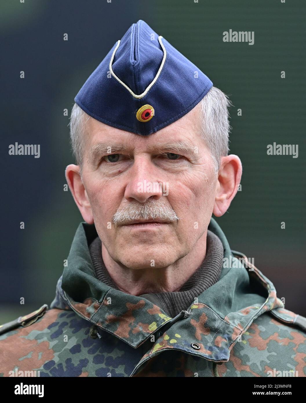 06 April 2022, Brandenburg, Strausberg: Lieutenant General Martin ...