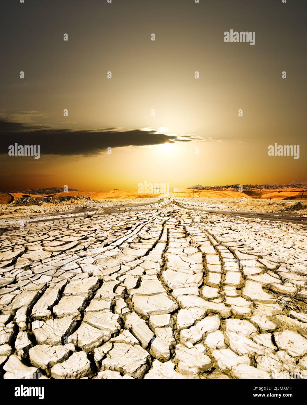 Cracked ground desert sunset hi-res stock photography and images - Alamy