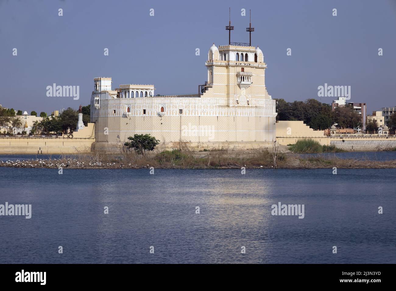 Beautiful Palace in middle of the lakhota lake Jamnagar India with ...