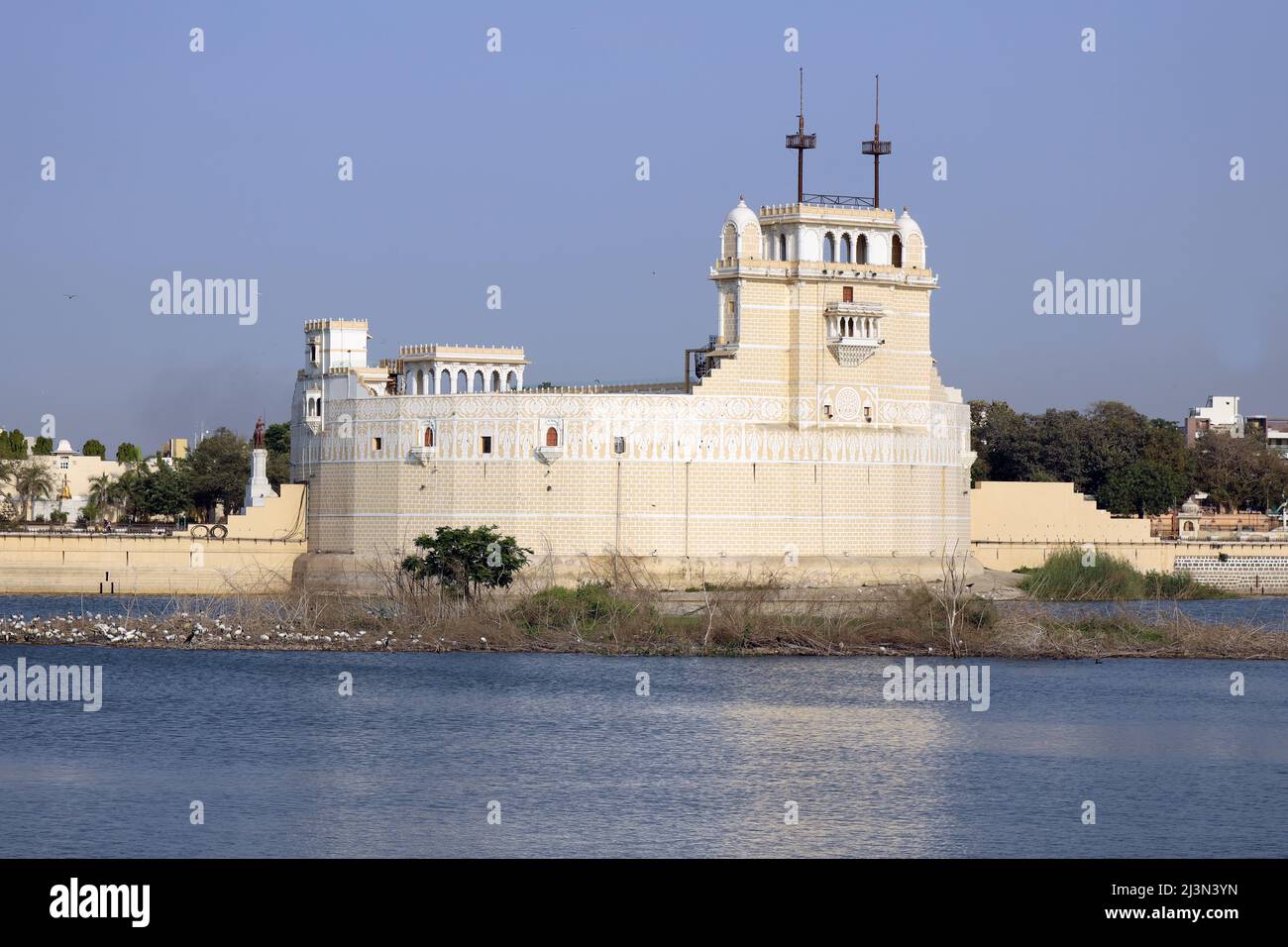 Beautiful Palace in middle of the lakhota lake Jamnagar India with ...