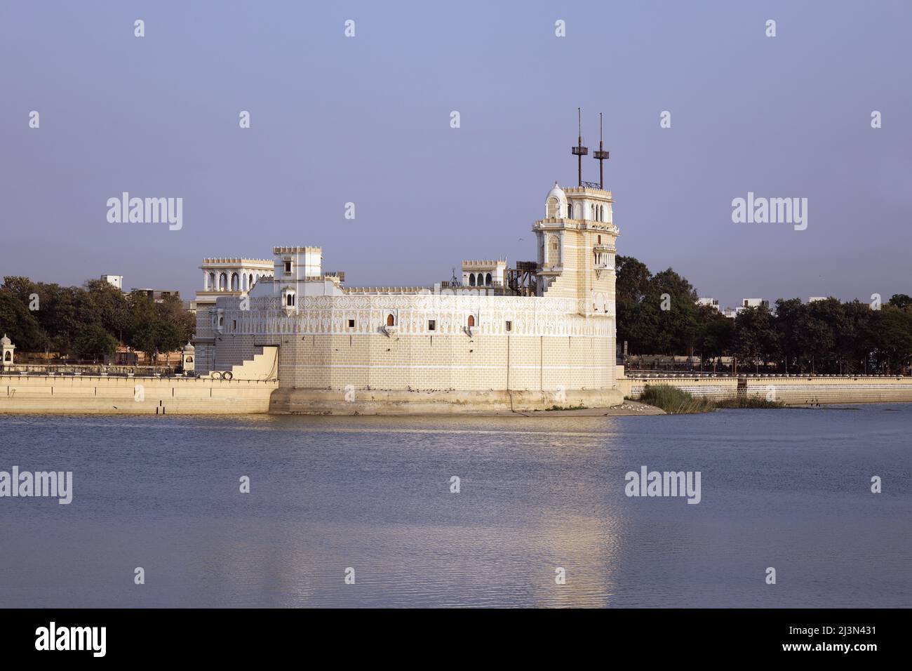 Beautiful Palace in middle of the lakhota lake Jamnagar India with ...