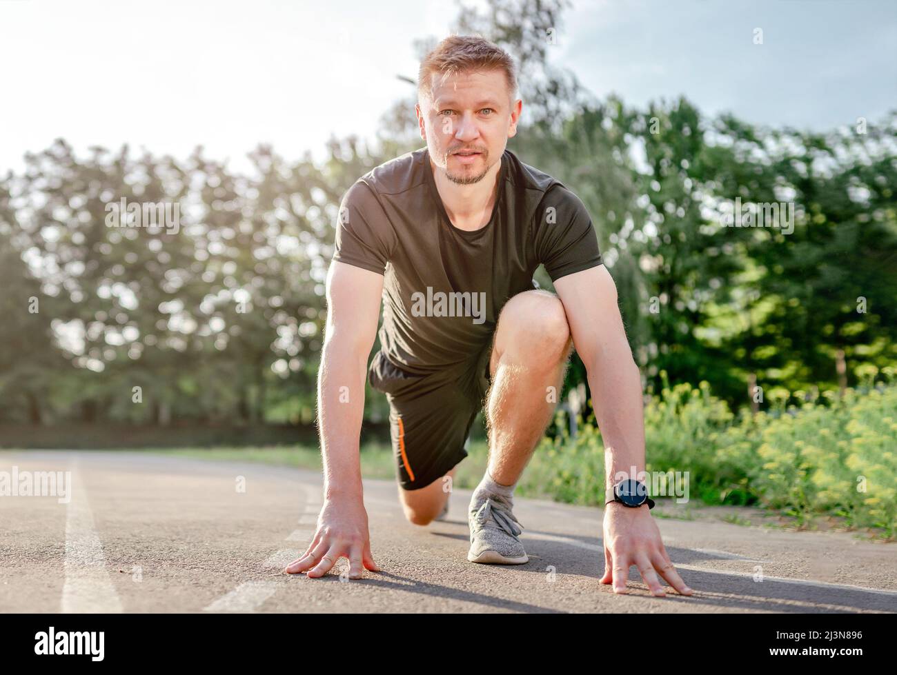 Athlete man in start pose hi-res stock photography and images - Alamy