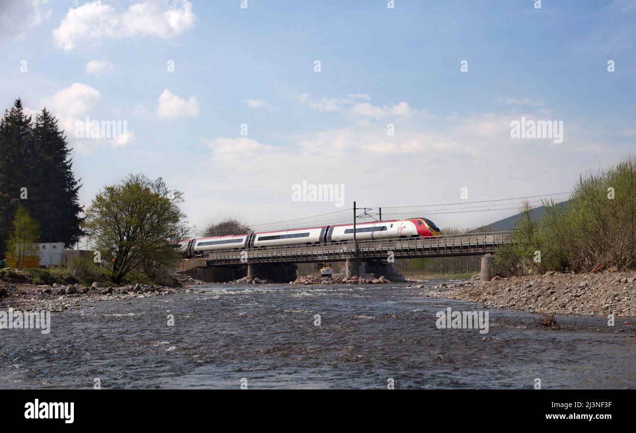 A Virgin trains west coast Pendolino train crosses lamington viaduct ...