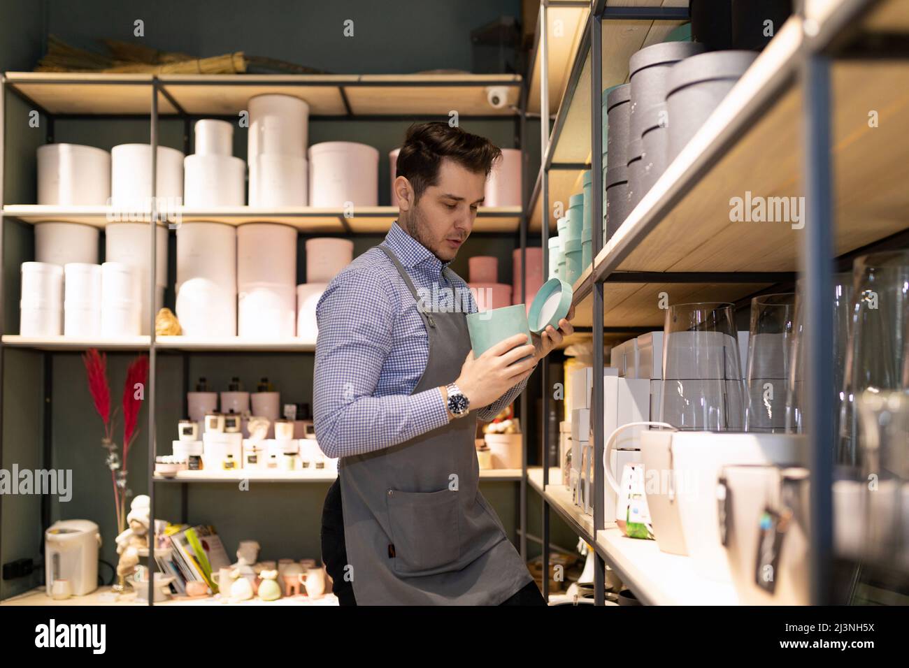 African staff shelves store hi-res stock photography and images - Alamy