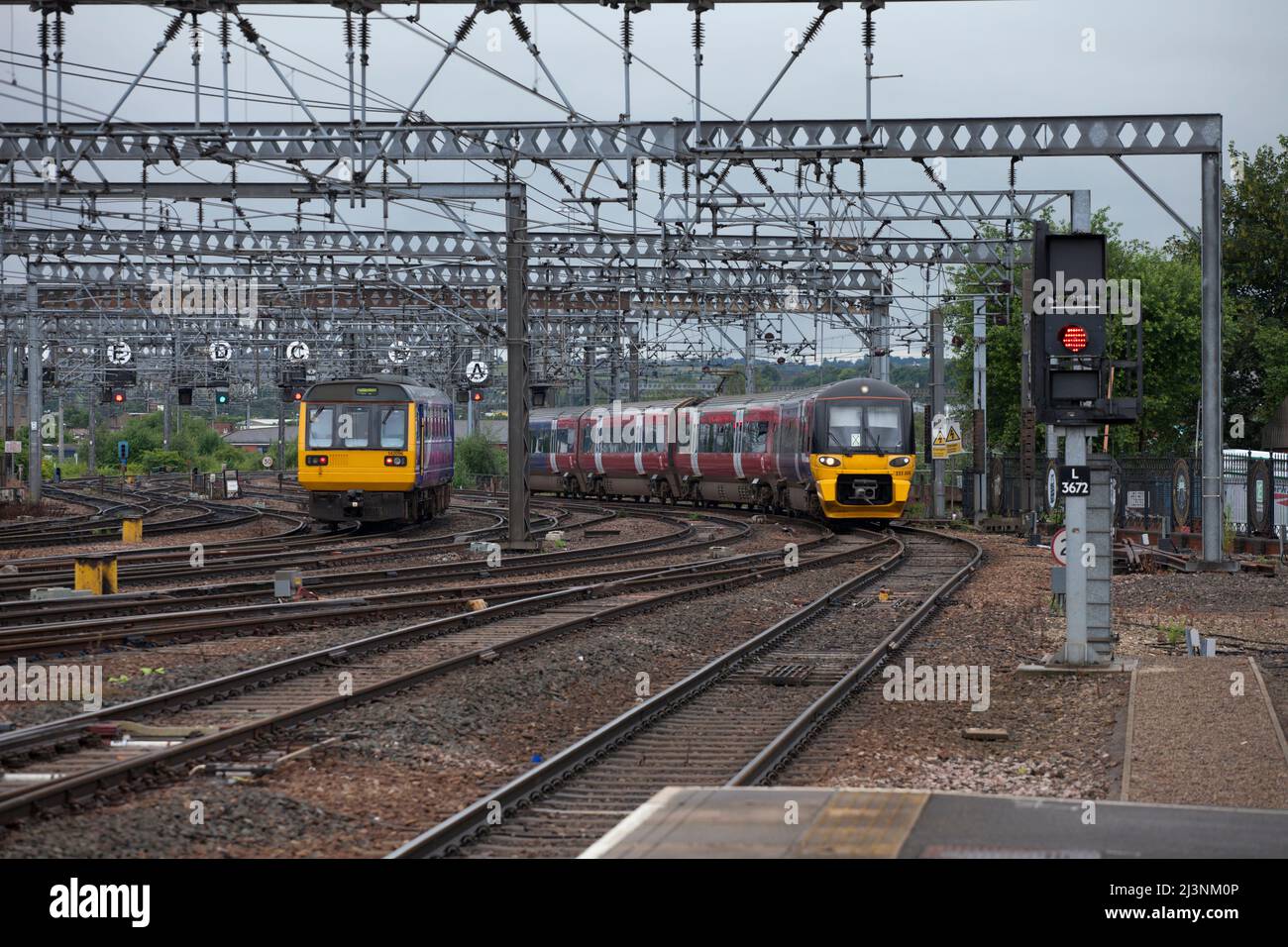 Class 333 emu hi-res stock photography and images - Alamy