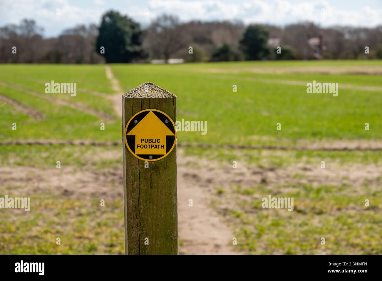 Footpath direction arrow hi-res stock photography and images - Alamy