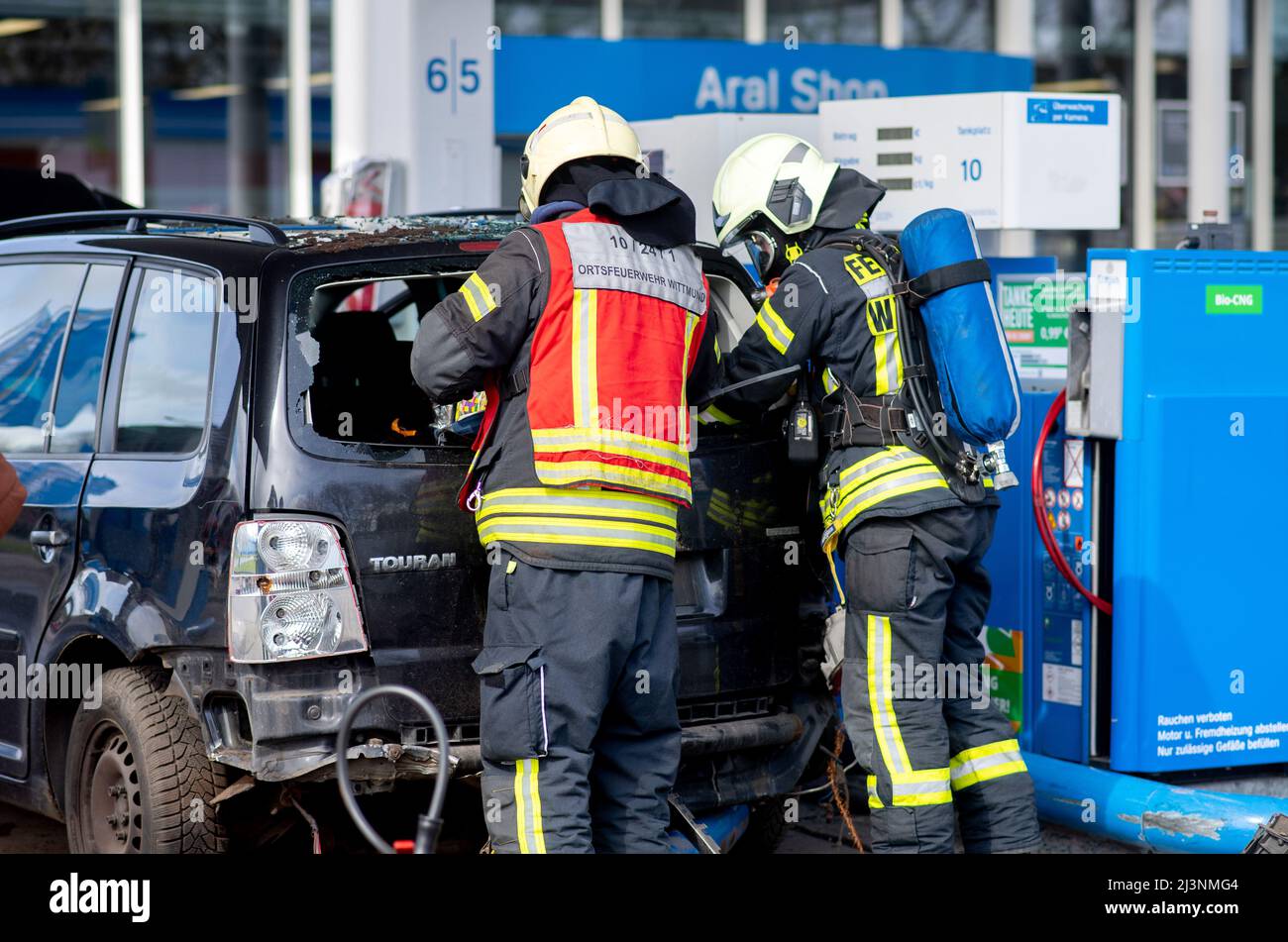 Wittmund, Germany. 09th Apr, 2022. Fire department emergency personnel ...