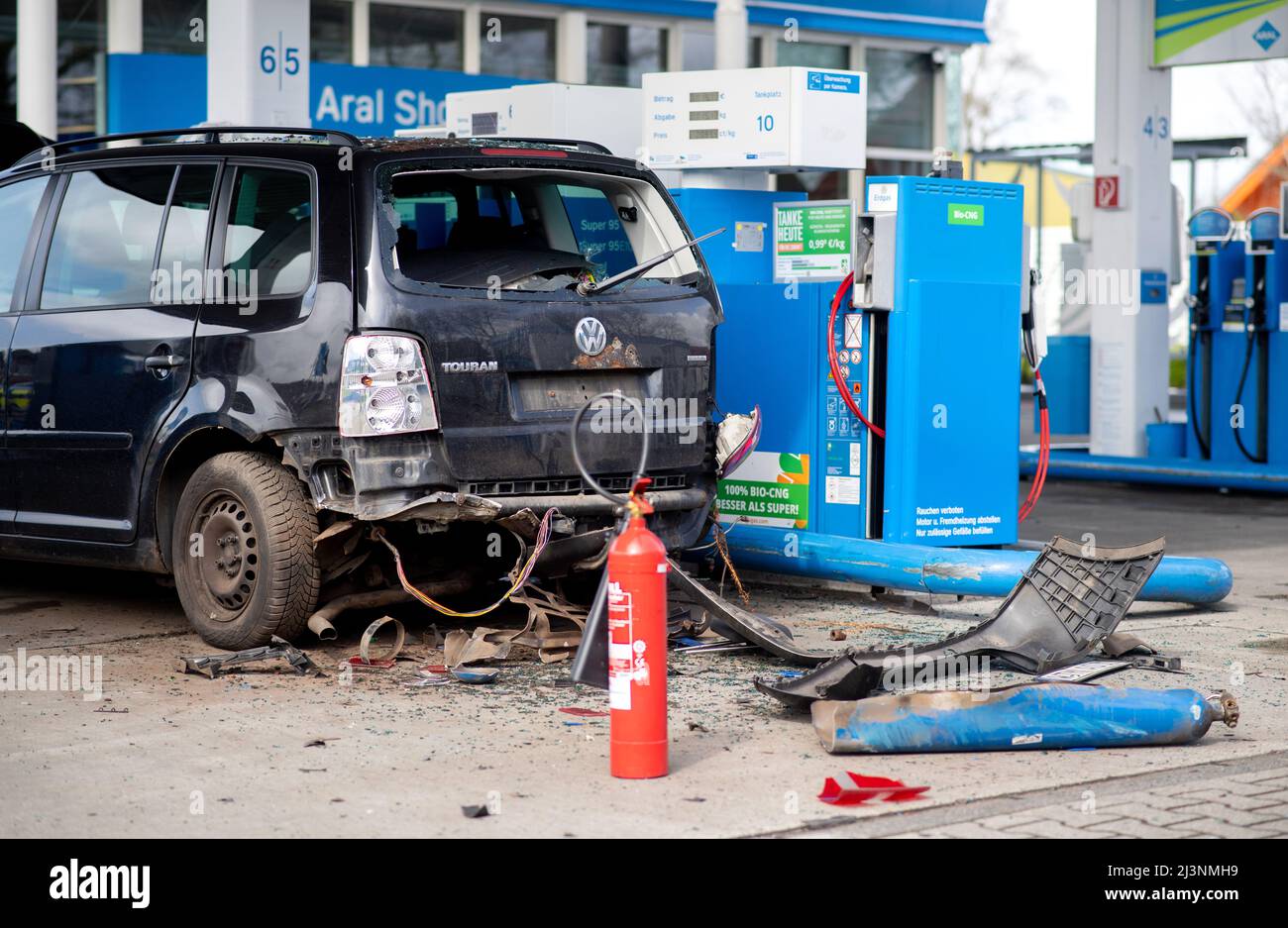 Wittmund, Germany. 09th Apr, 2022. A natural gas vehicle whose tank ...