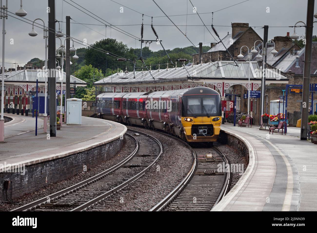 Northern Rail Siemens class 333 train 333014 at Skipton railway station ...