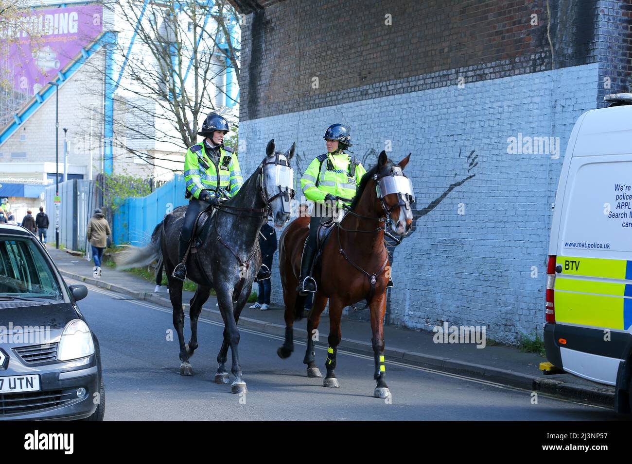 Mounted police outside ground hi-res stock photography and images - Alamy