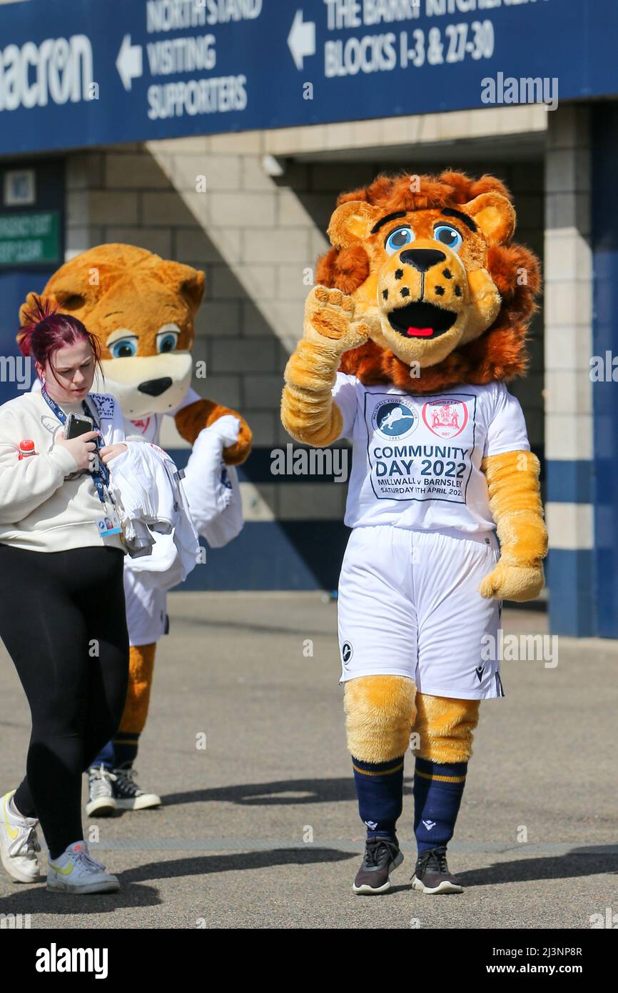 Millwall mascot hi-res stock photography and images - Alamy