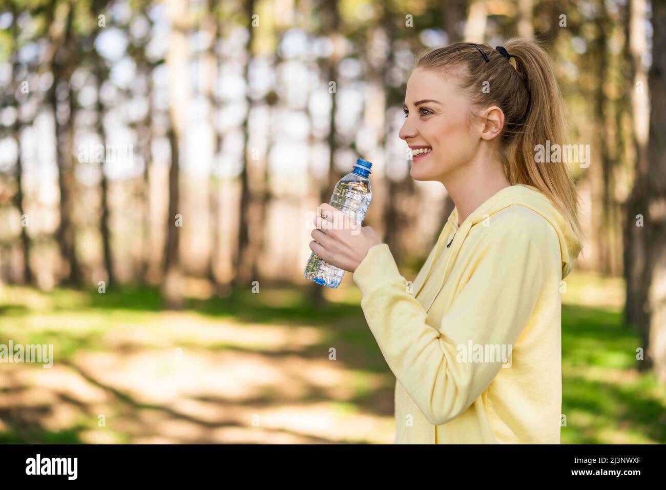 Runner drinking water in sunny hi-res stock photography and images - Alamy