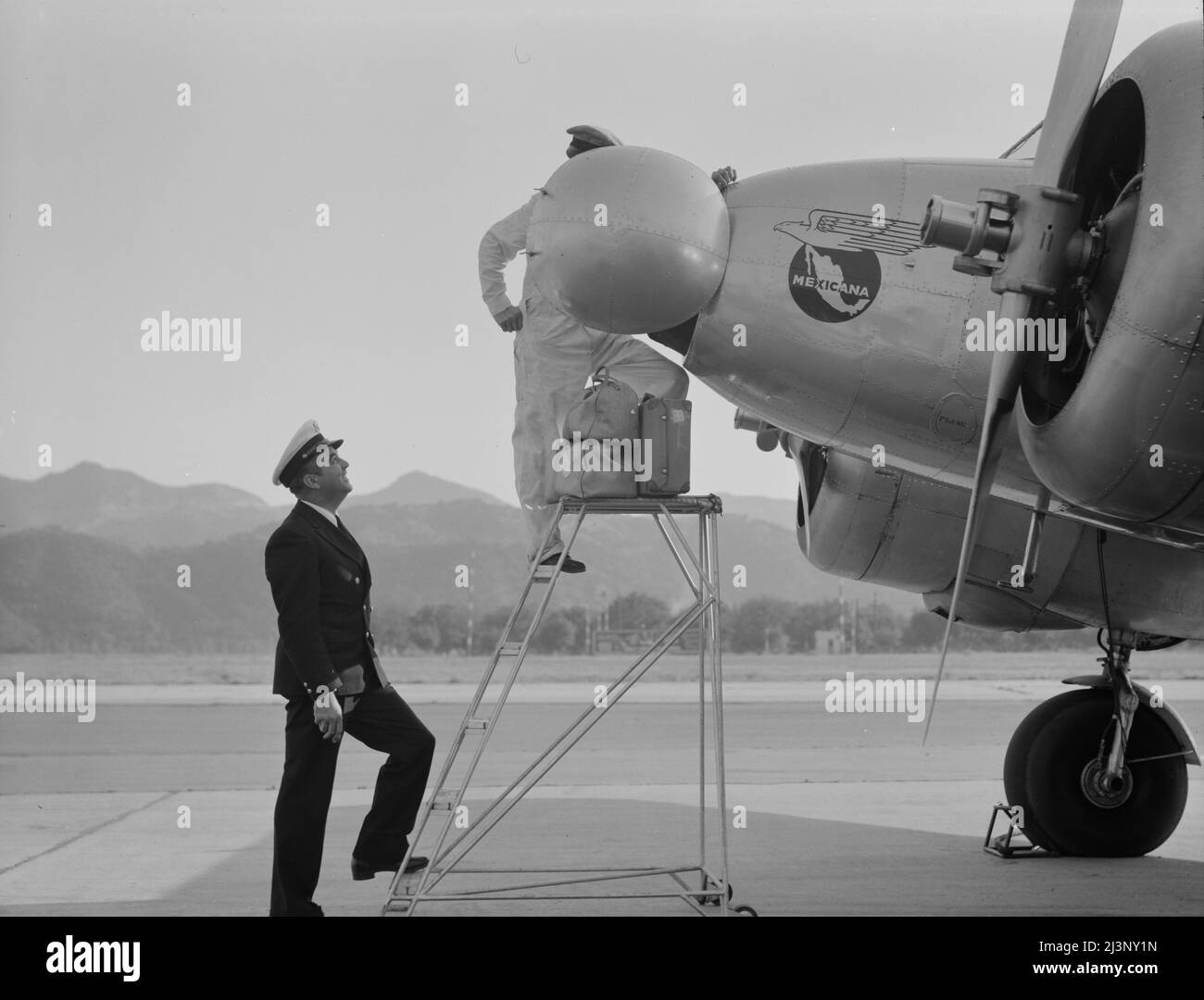 Inspecting airplane 1930s hi-res stock photography and images - Alamy