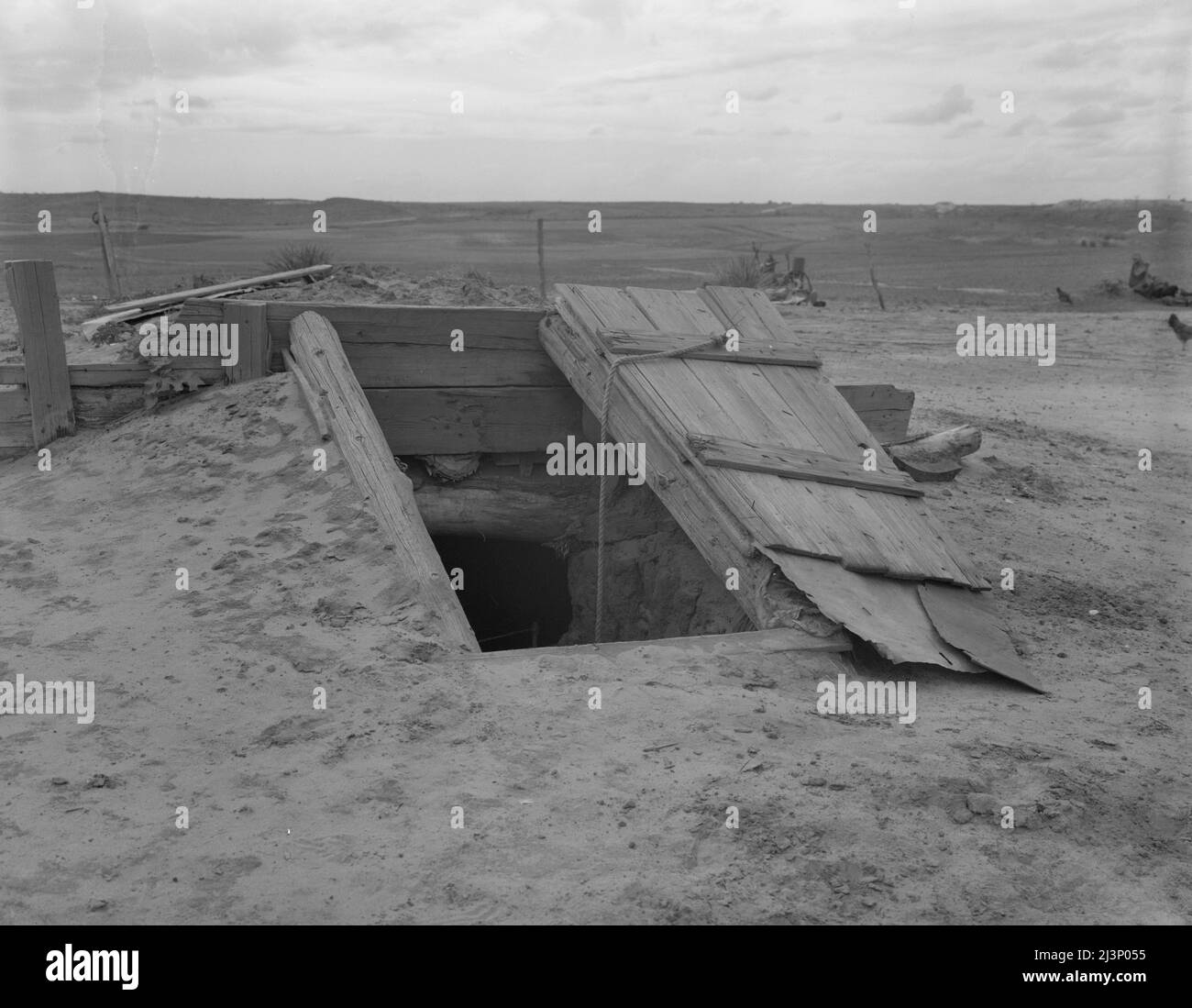 Underground storm shelter door hi-res stock photography and images - Alamy