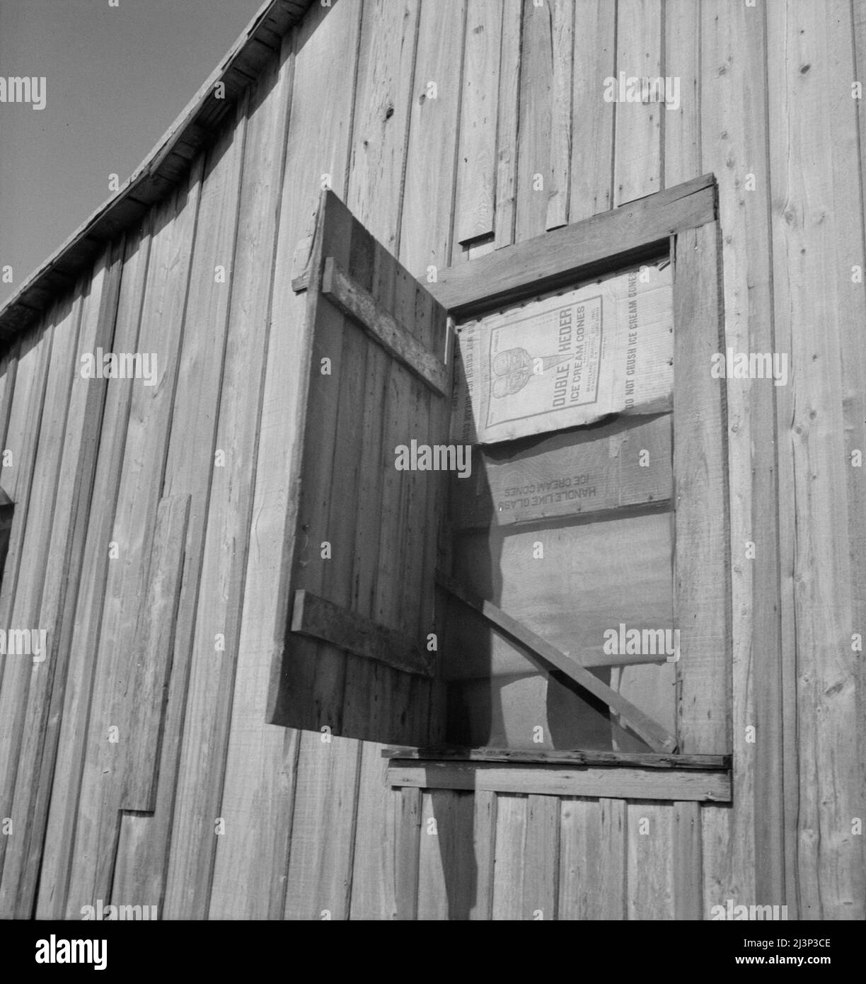 Cotton laborer's house. Louisiana. [Cardboard box: 'Duble Heder Ice ...