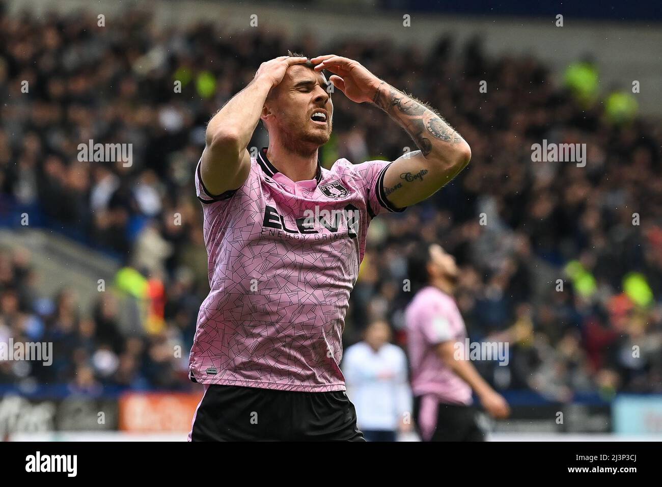 Lee Gregory #9 of Sheffield Wednesday reacts to his sides missed chance ...
