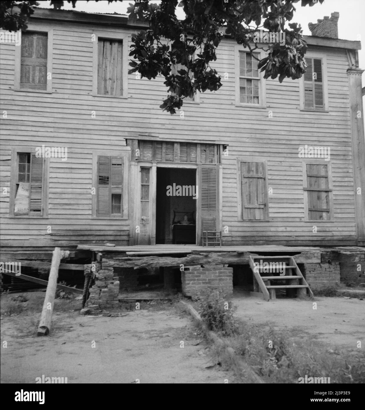 Antebellum plantation house. Greene County, Georgia. [Decaying building ...