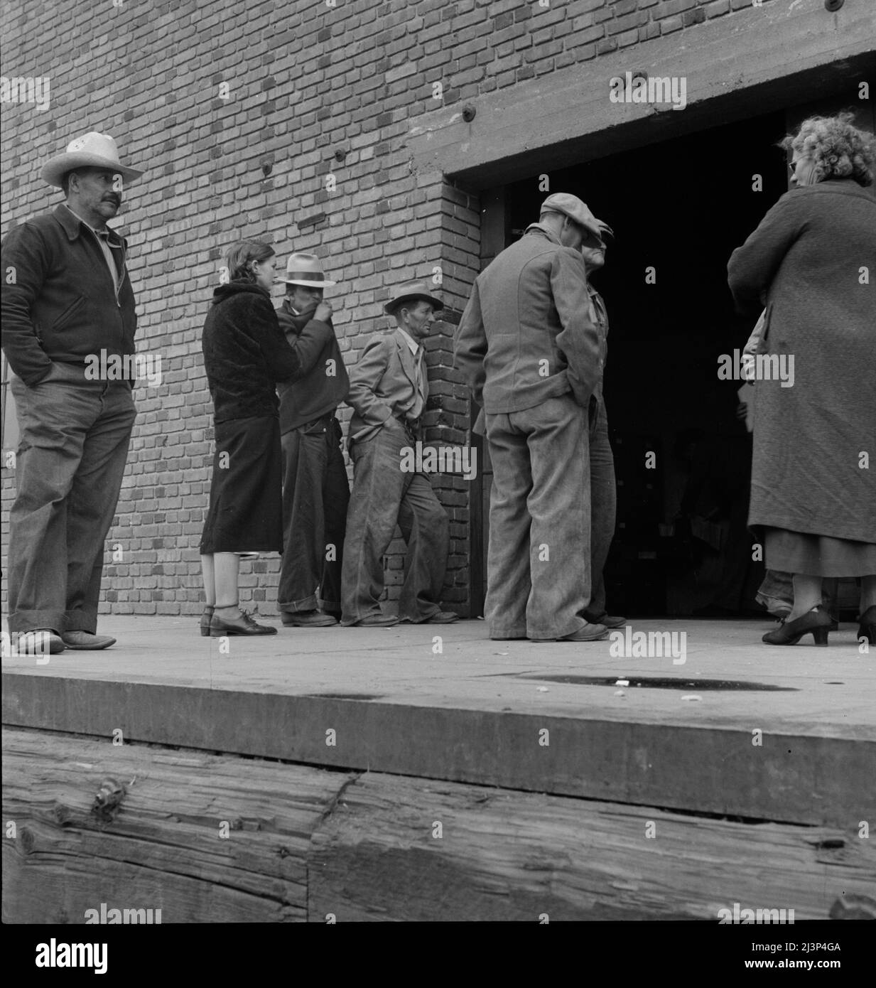 Great depression queue 1930s hi-res stock photography and images - Alamy