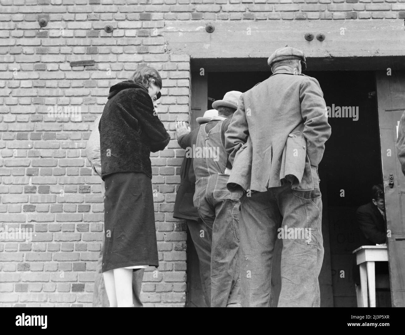 Great depression queue 1930s hi-res stock photography and images - Alamy