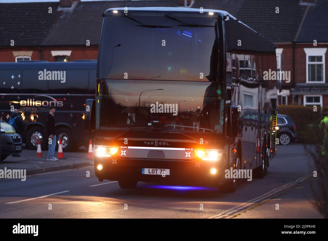 Bus arrives hi-res stock photography and images - Alamy