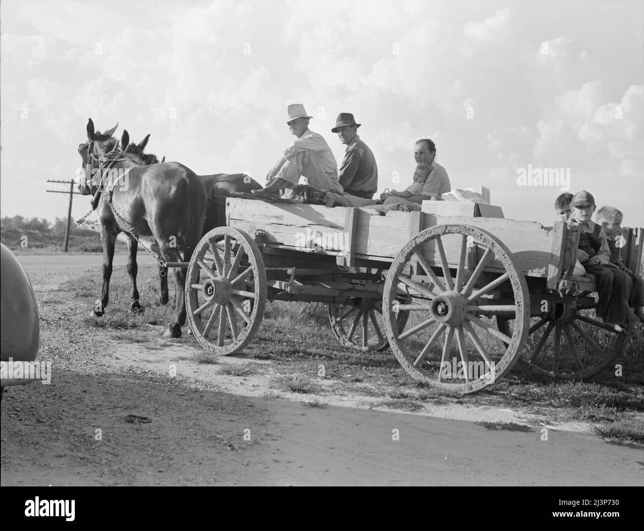 1930s poverty vehicle family hi-res stock photography and images - Alamy