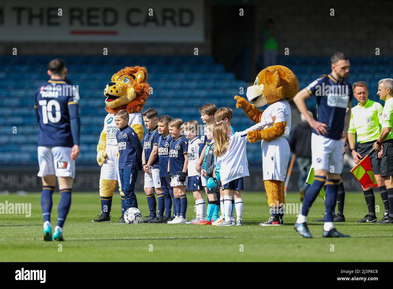 Football mascots uk hi-res stock photography and images - Alamy