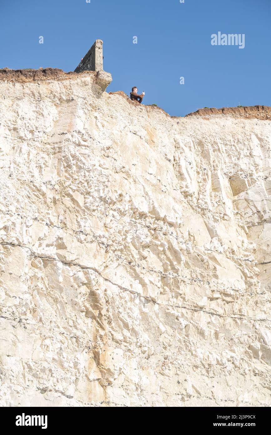 Cliff edge danger, People stand precariously close to the cliff edge at ...