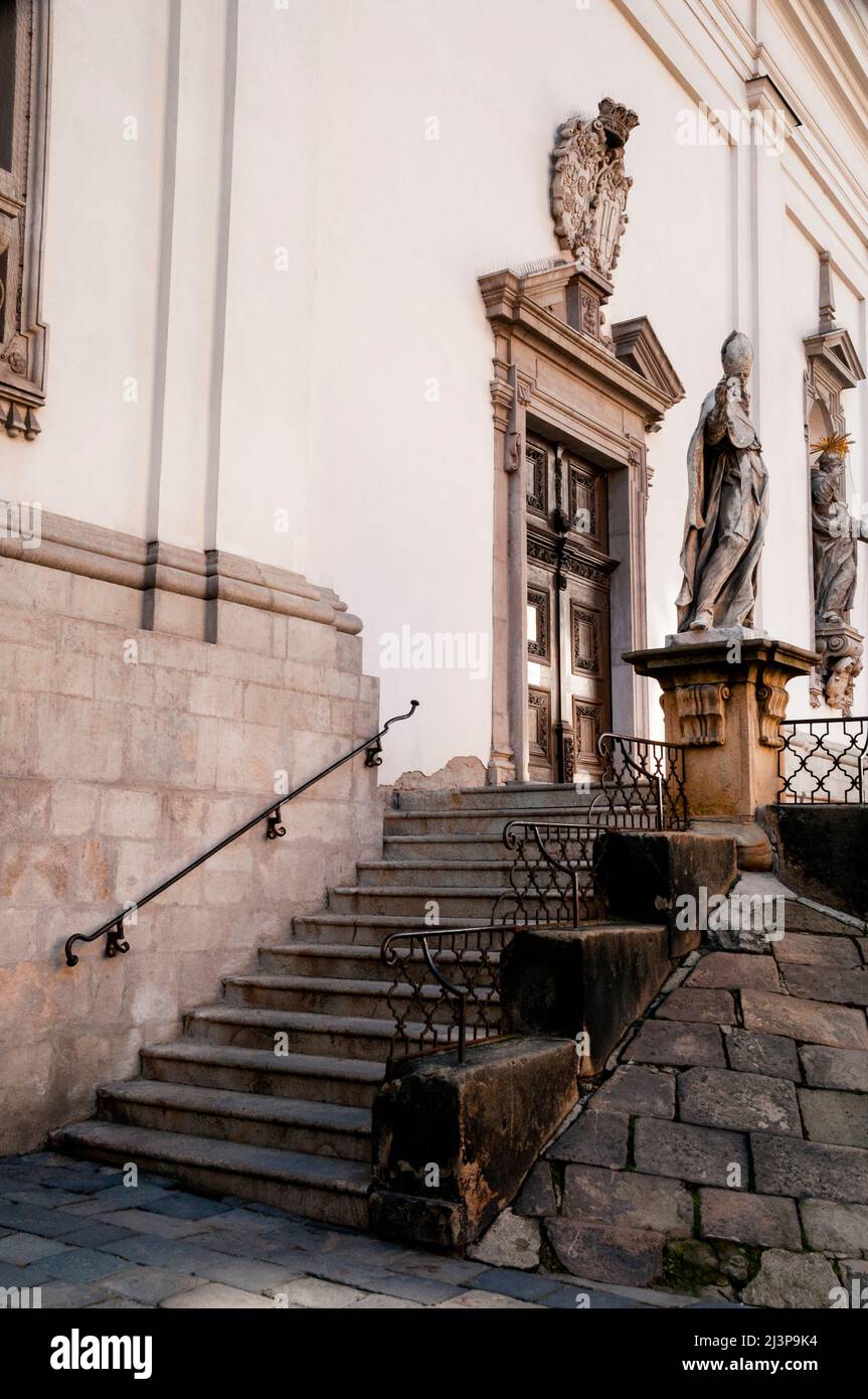 Triangle pediments hi-res stock photography and images - Alamy