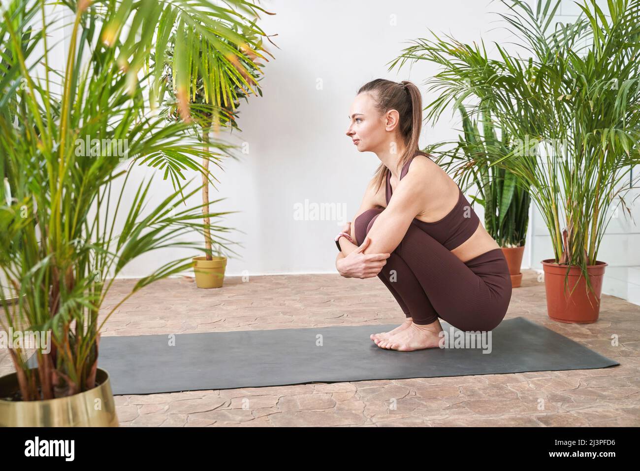 Female contortionist hi-res stock photography and images - Alamy