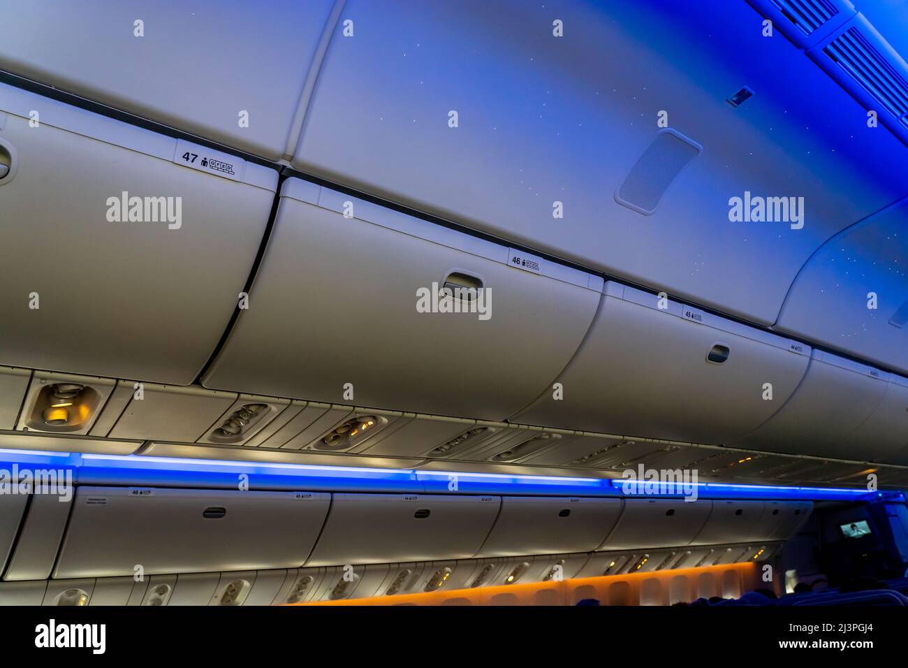 Emirates cabin crew hi-res stock photography and images - Alamy