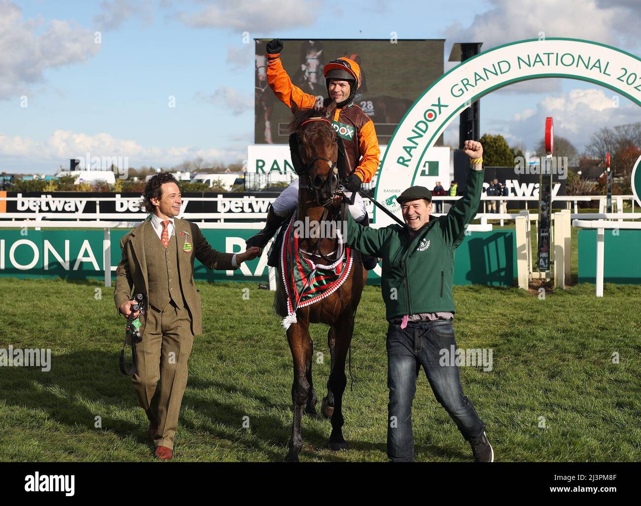 2022 aintree grand national horses hi-res stock photography and images ...