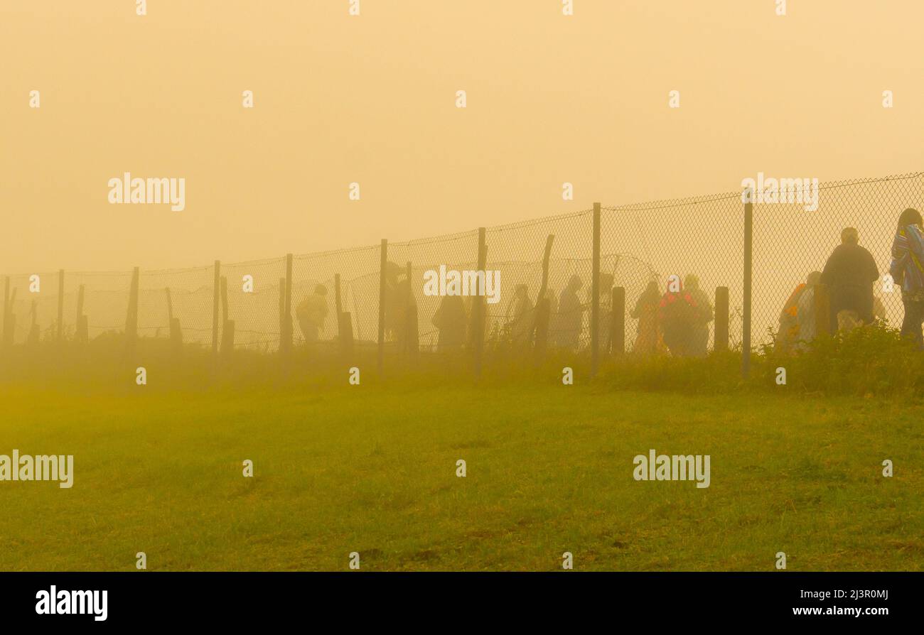Syrian refugees walk refugee camp hi-res stock photography and images ...