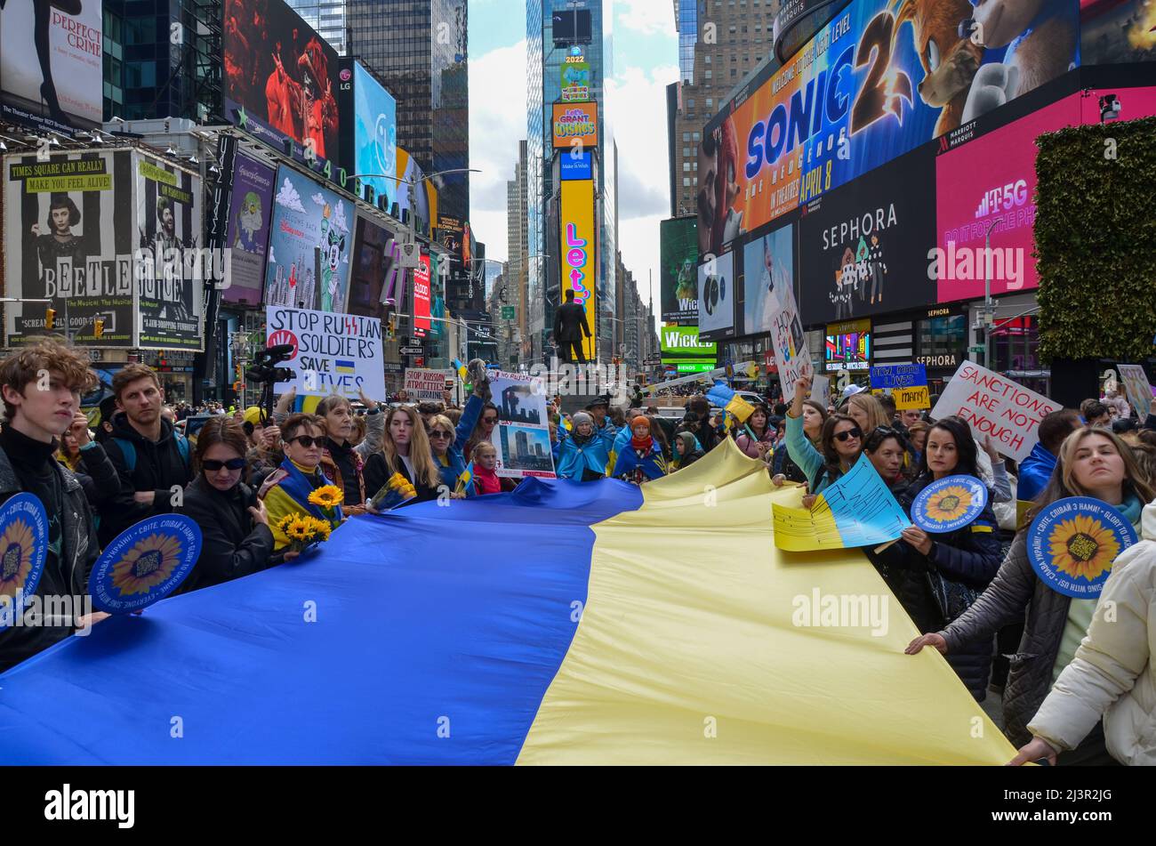 Participants hold a massive Ukrainian flag to show support for Ukraine ...