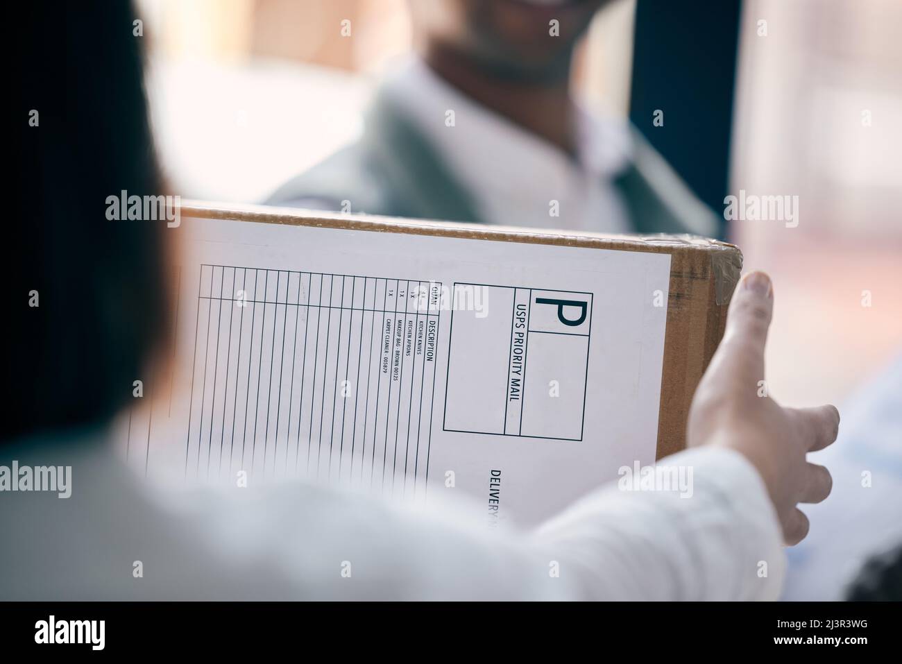 Woman receiving parcel hi-res stock photography and images - Alamy