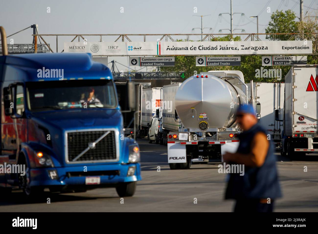 Mexico border crossing trucks hi-res stock photography and images - Alamy