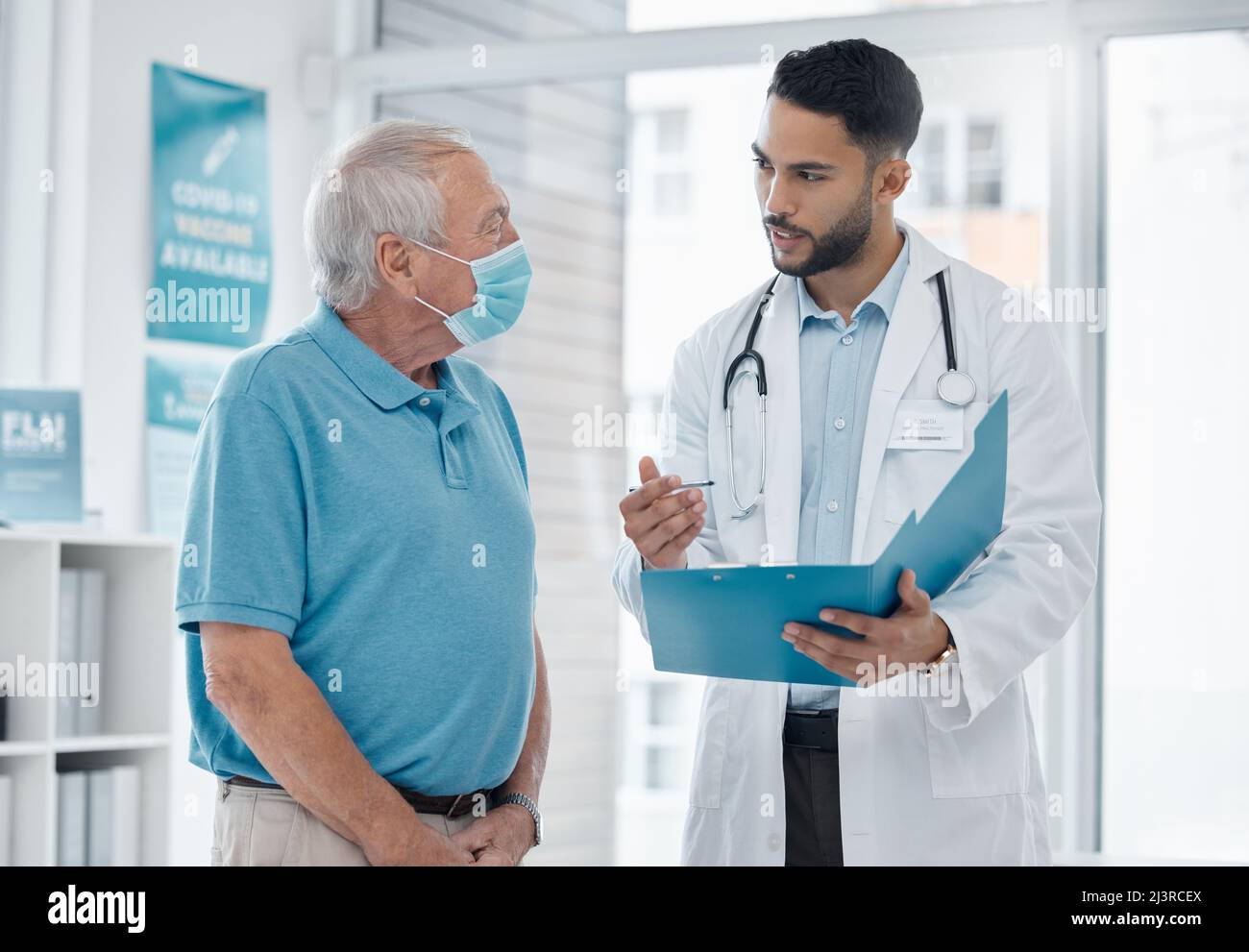 Doctor in mask talking senior hi-res stock photography and images - Alamy
