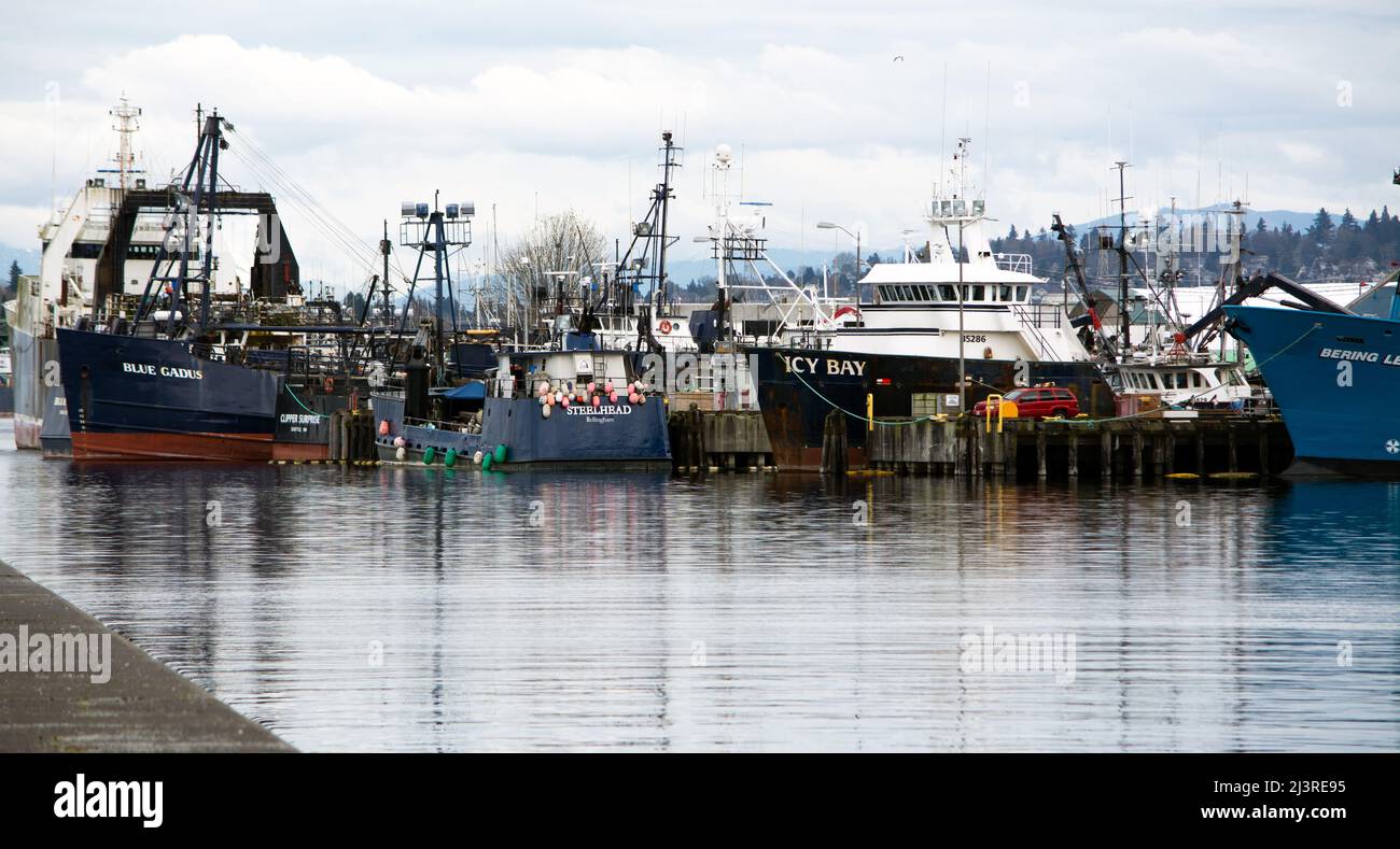 Ships tied up hi-res stock photography and images - Alamy