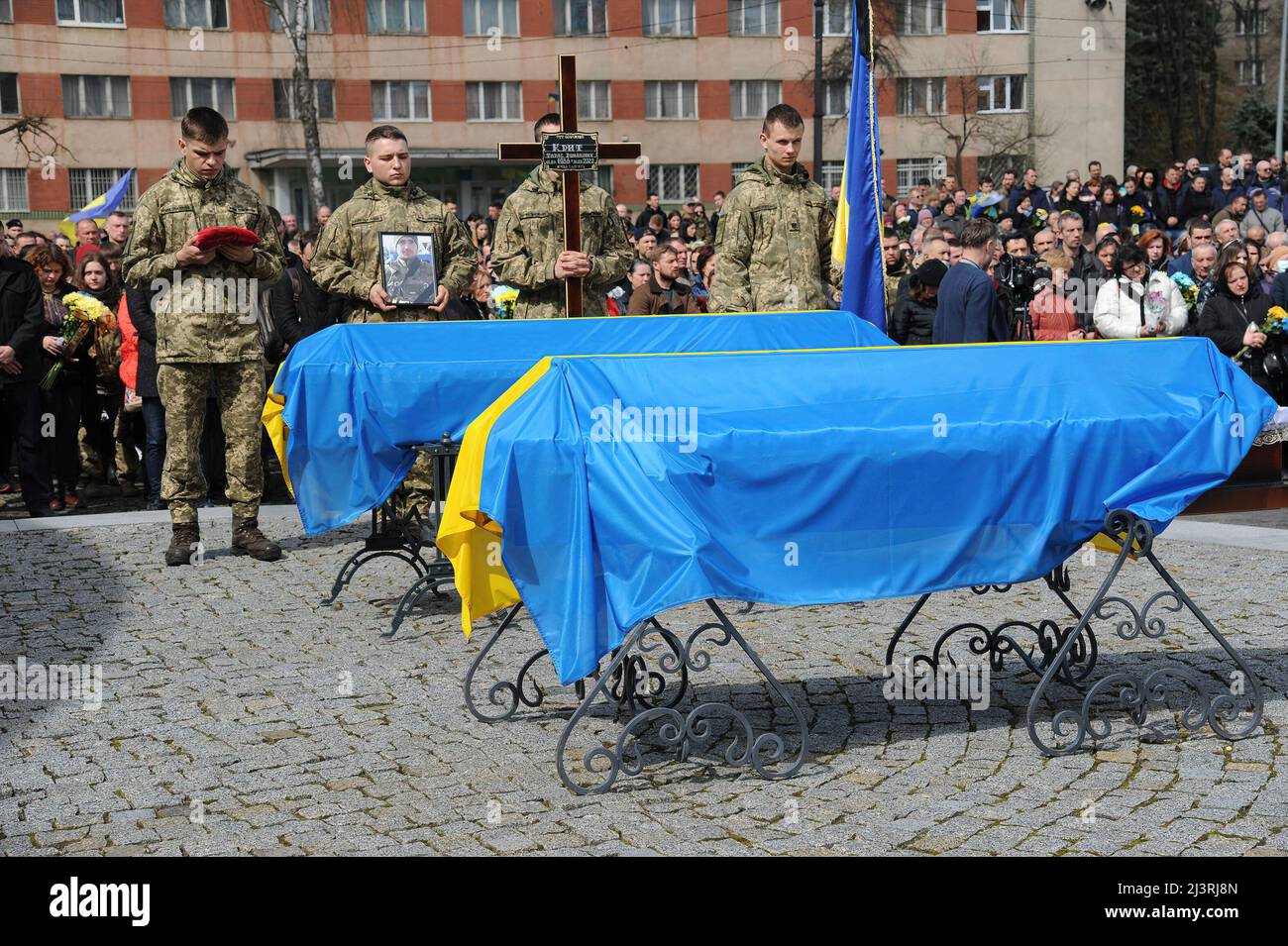 The two coffins covered with Ukrainian flags during the funeral ...