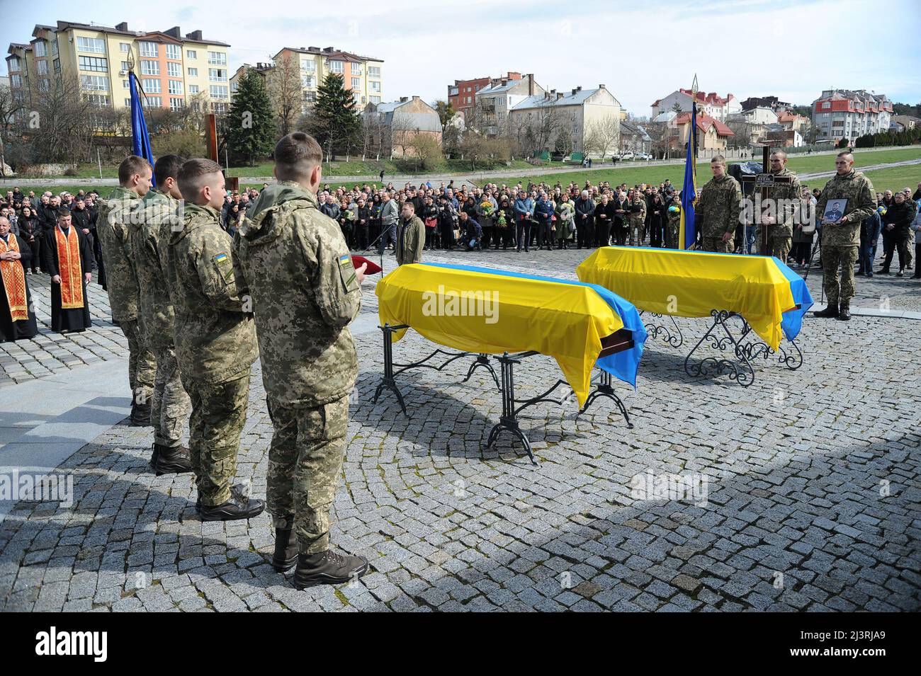 The two coffins covered with Ukrainian flags during the funeral ...