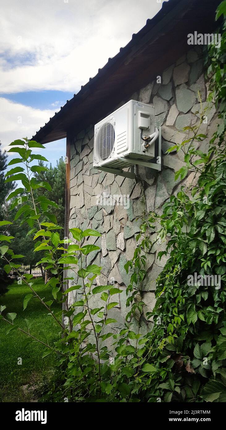 Residential air conditioner unit hi-res stock photography and images ...